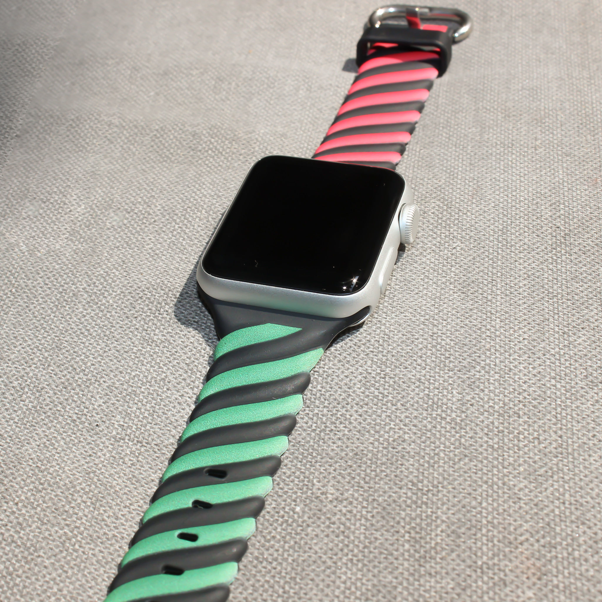 Apple Watch swirl sport band (zwart rood groen)